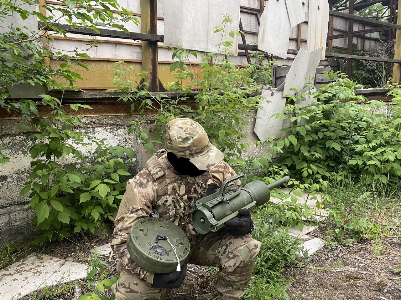 German DM22 Directional Anti-Tank Mines In Ukraine – The Armourers Bench