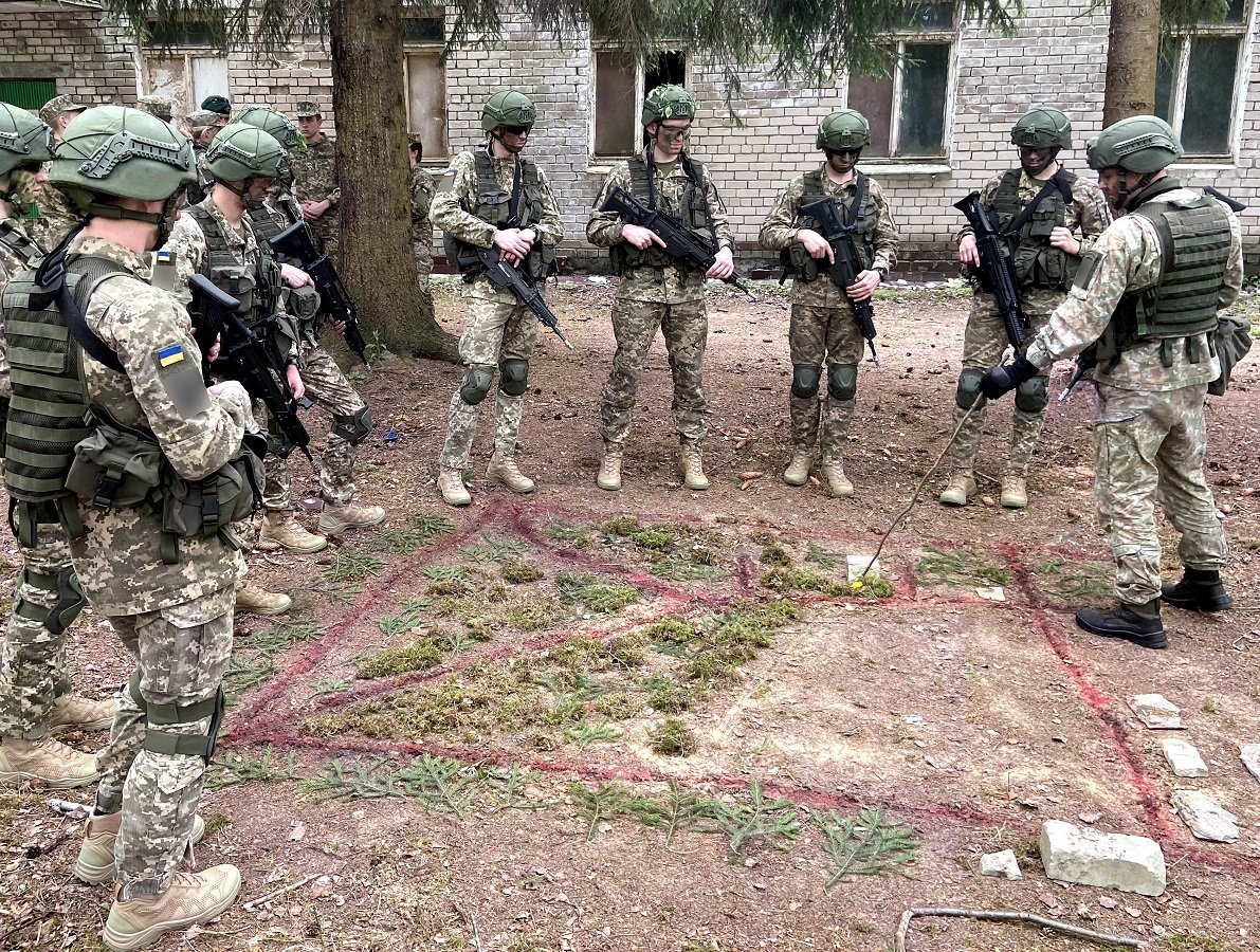 Ukrainian Troops Train with G36s – The Armourers Bench